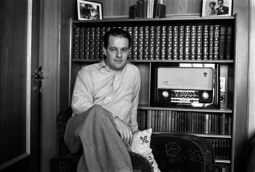 סיפורה של "דיליאס" הסיפור הראשון מאת אליסטיר מקלין - המולטי יקום של אלי אשד